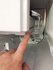 How To Fix Whirlpool Ice Maker Leaking Water Into Bin - 6 Fixes - Peso ...